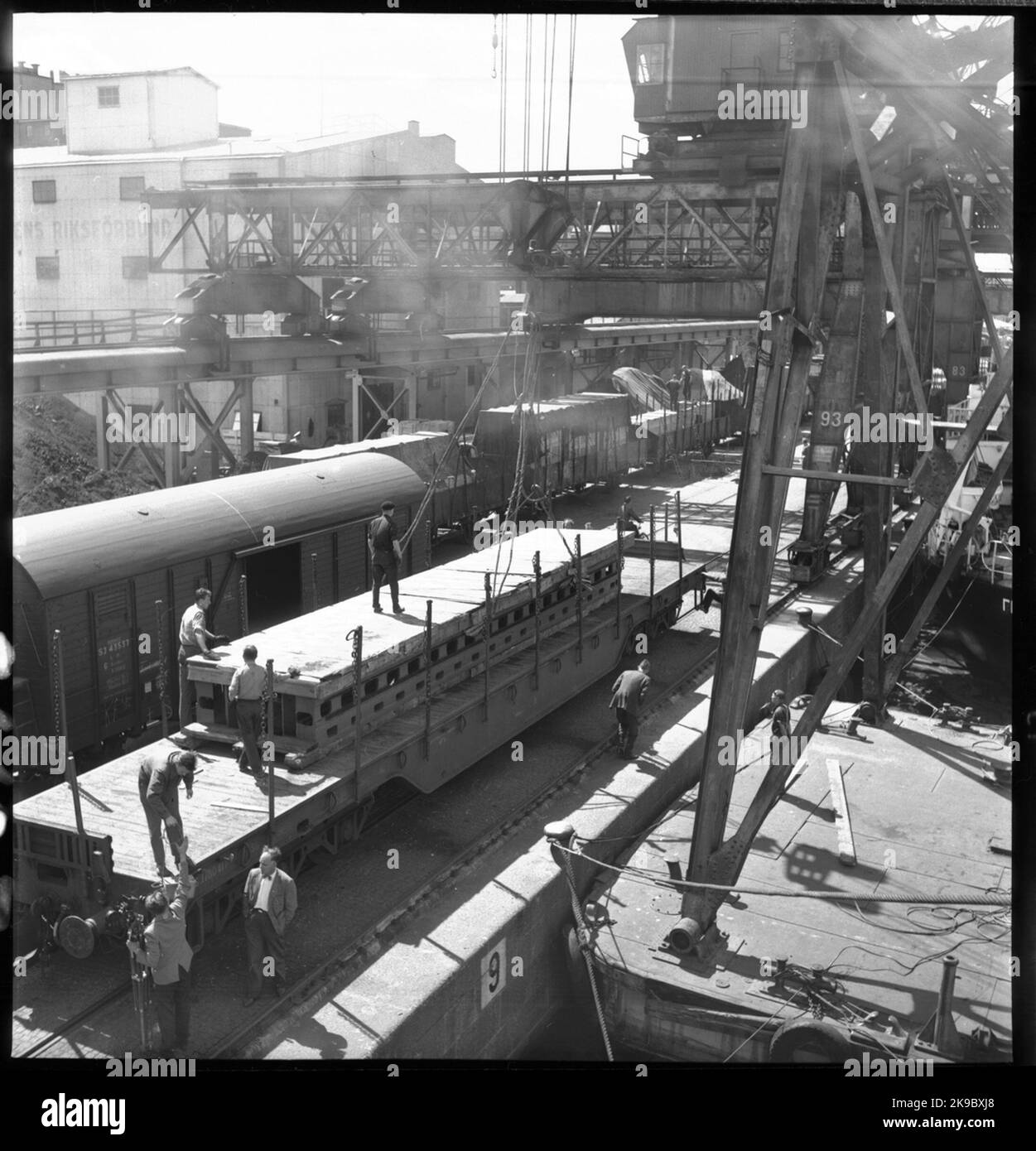Special transport of paper machine. Unloading work in Värtahamnen Stock ...