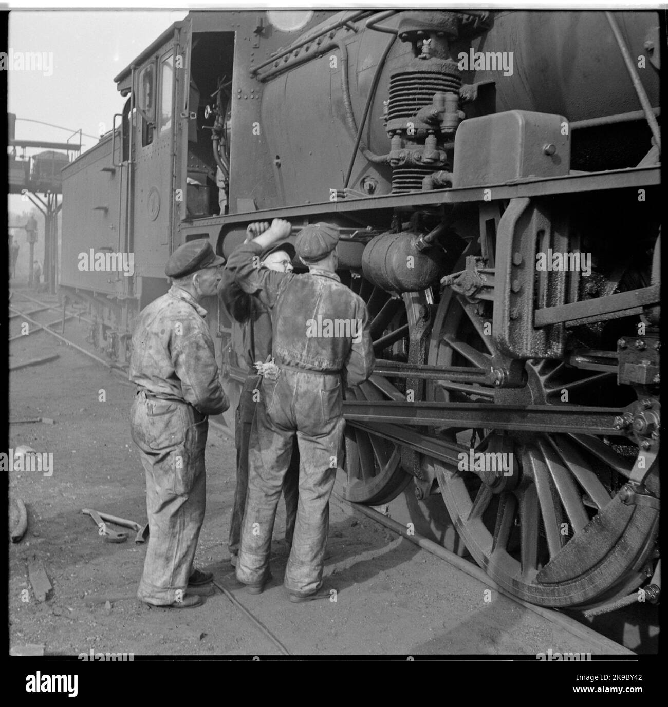 Maintenance work by steam locomotive Stock Photo - Alamy