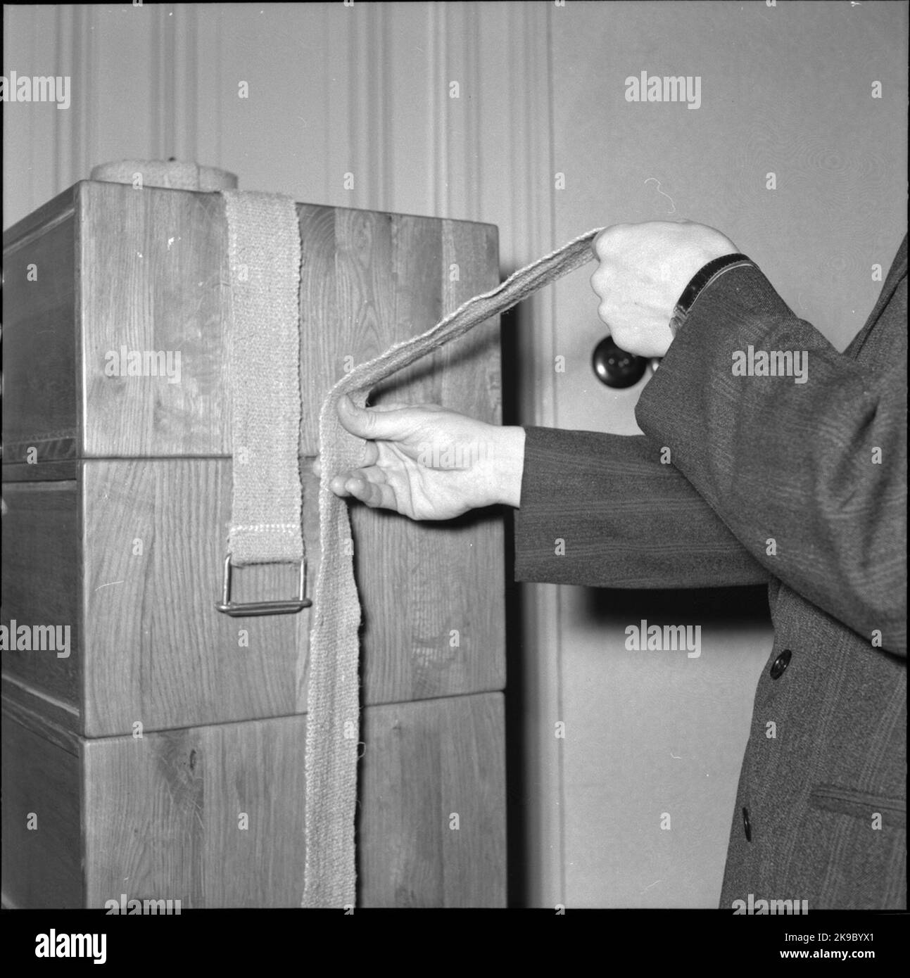 Instruction for packaging with saddle made Stock Photo - Alamy