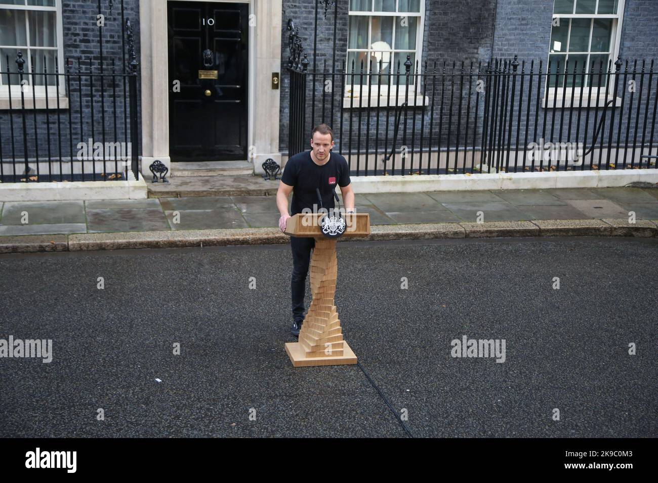 London, UK. 25th Oct, 2022. A member of the Downing Street staff sets ...