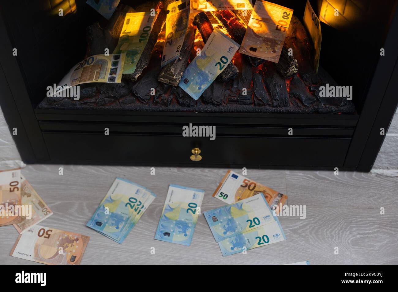 Money burns. Euro banknotes burning in flames Stock Photo - Alamy