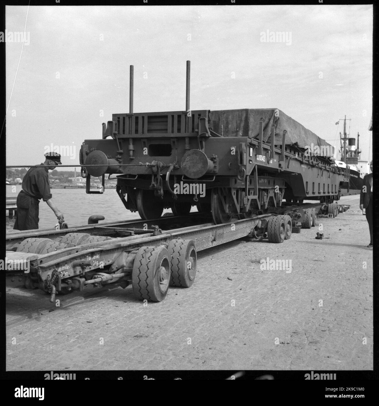 State Railways, SJ SDU 100403. Special transport with Vagnbjörn ...