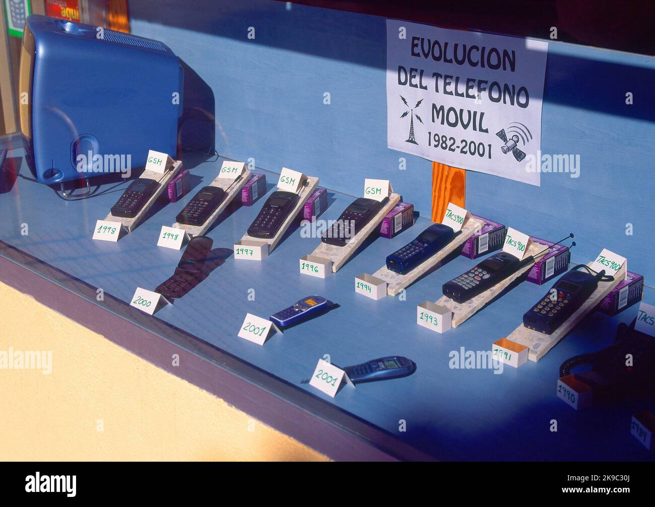 ESCAPARATE CON LA EVOLUCION DE LOS TELEFONOS MOVILES DE 1982 AL 2001 ...