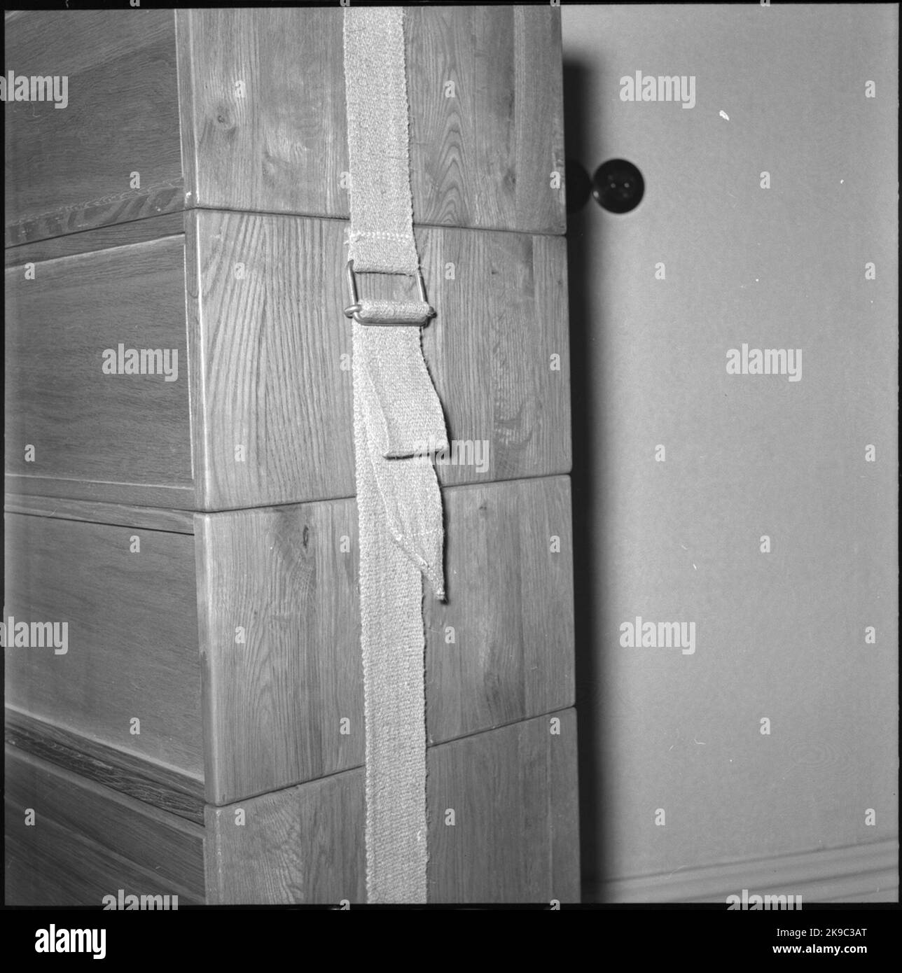 Handling instruction hi-res stock photography and images - Alamy