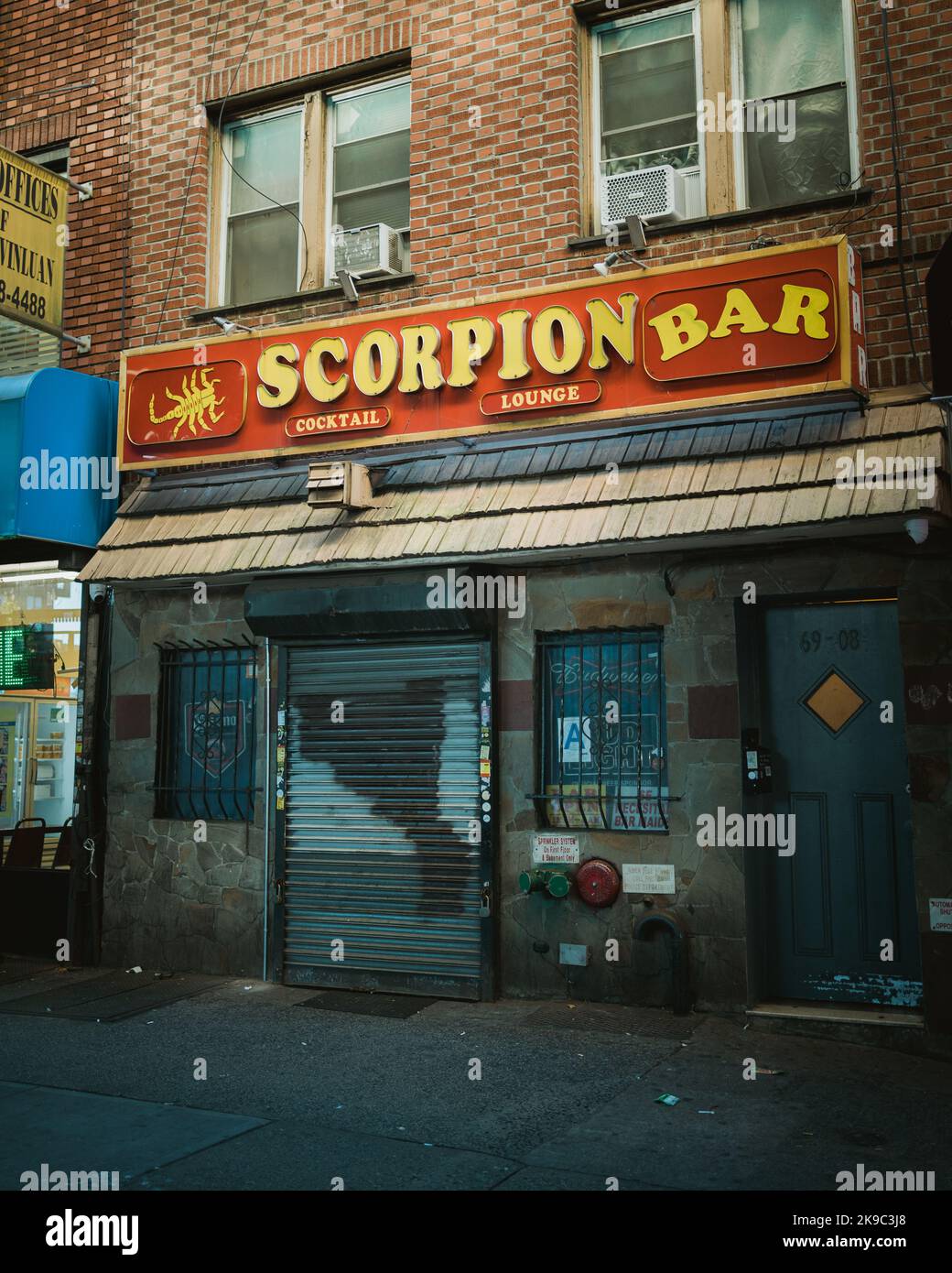 Queens bar hi-res stock photography and images - Alamy