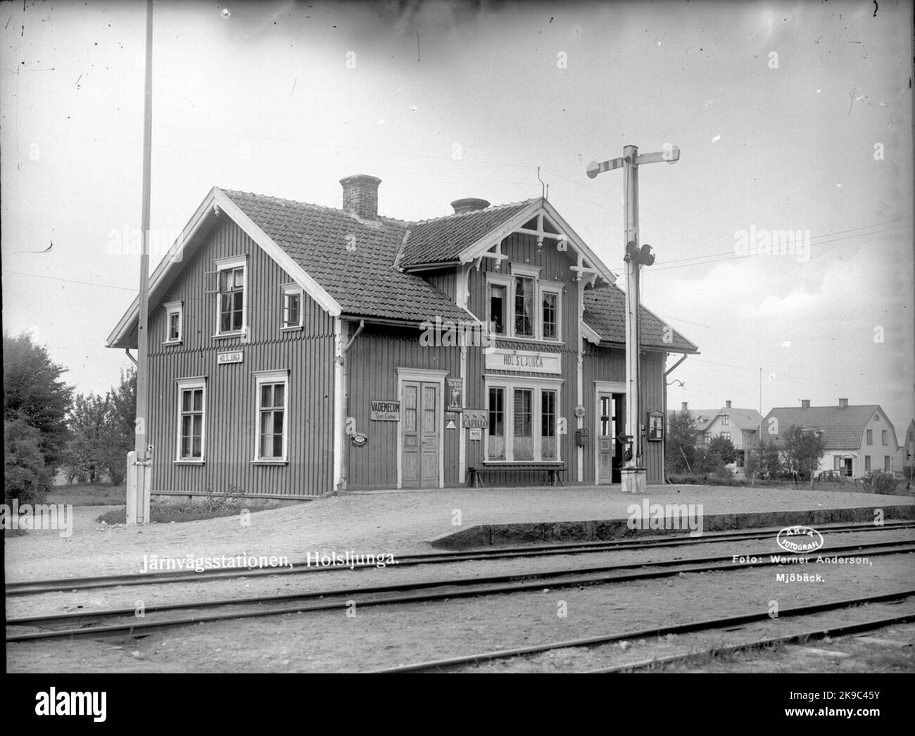 T Semafor- and one-half-ward station house in wood, the station opened ...