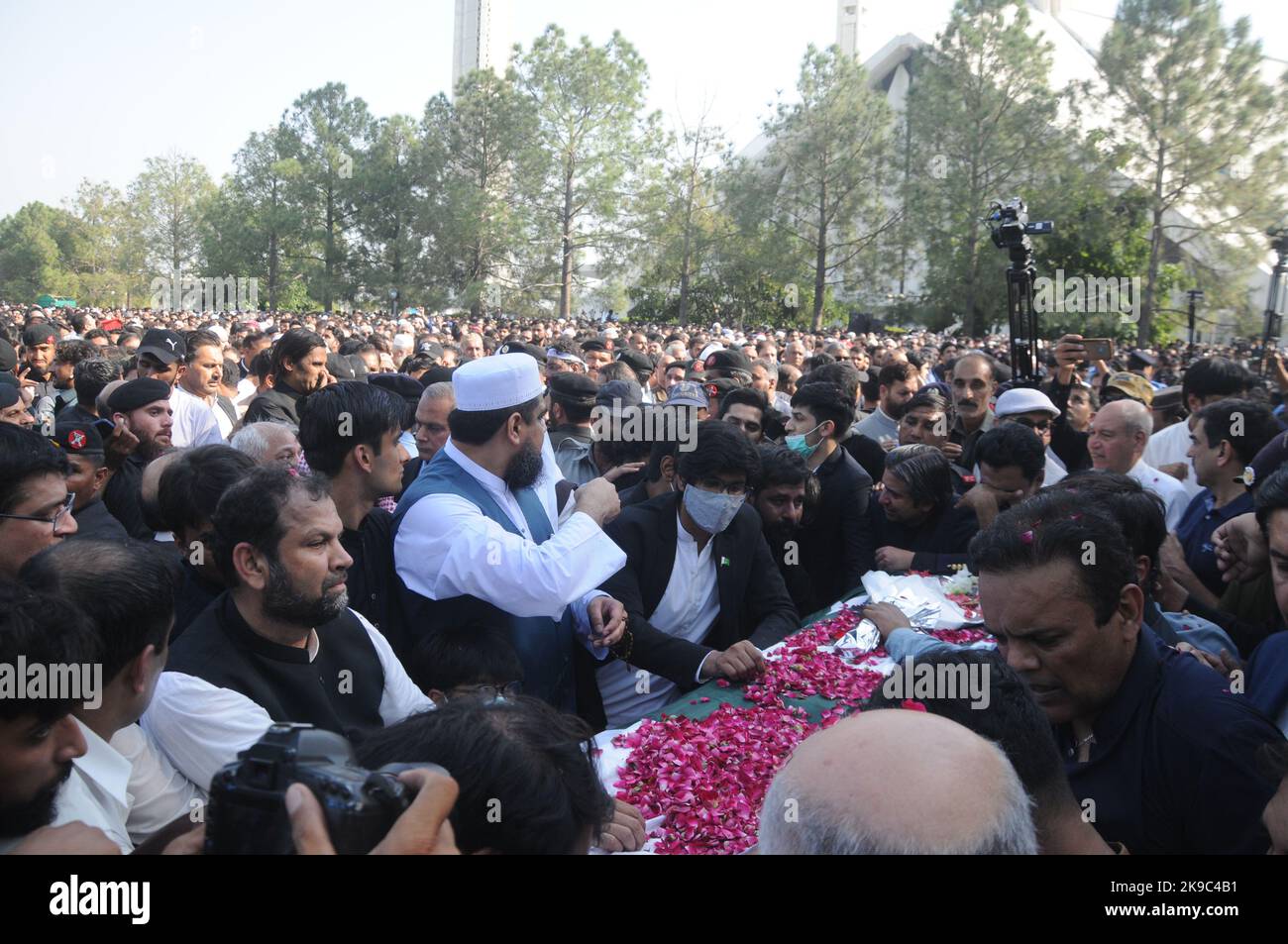 People carry the casket of slain senior Pakistani journalist Arshad ...