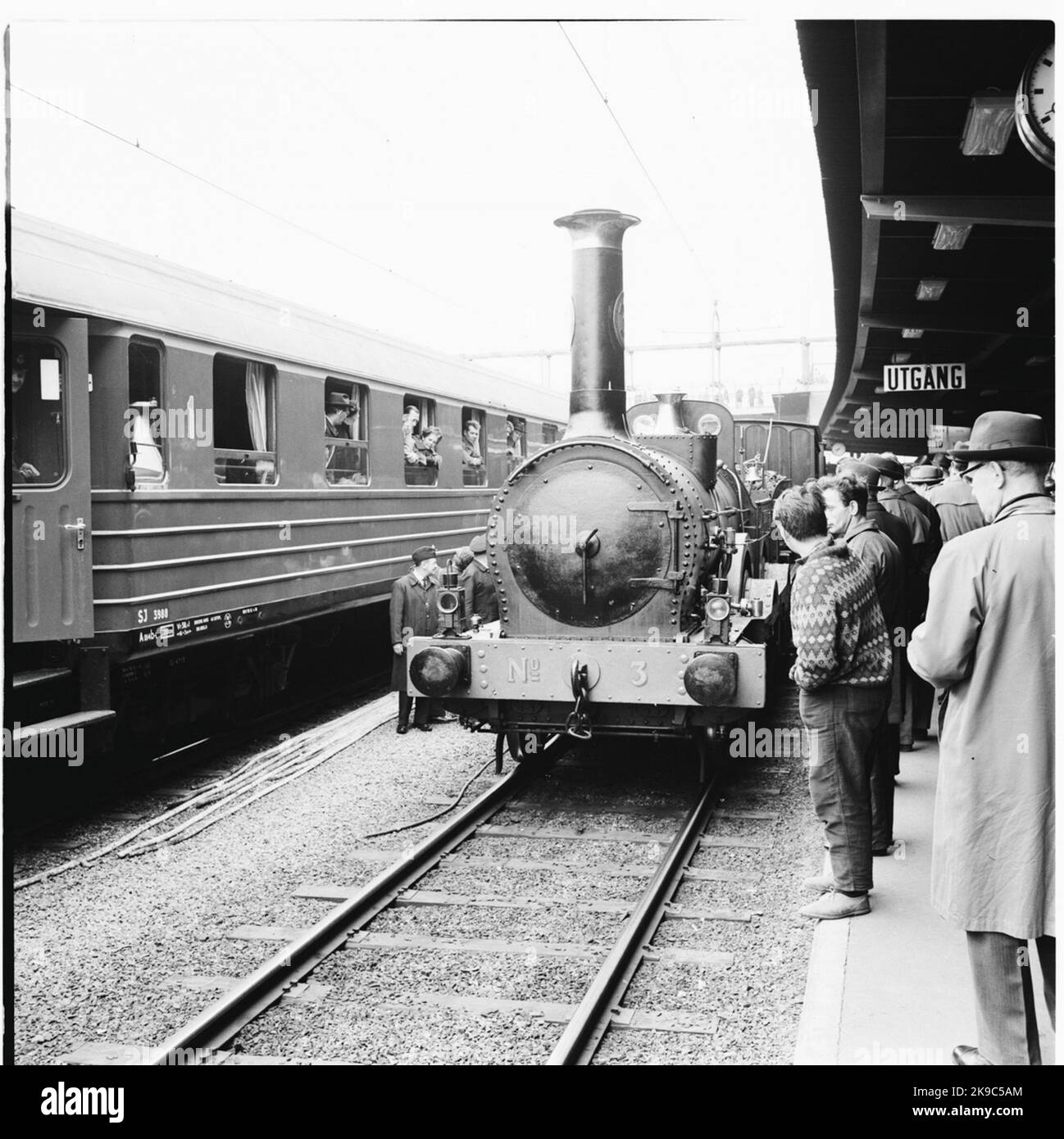 Historical train's journey from Stockholm to Gothenburg for the ...