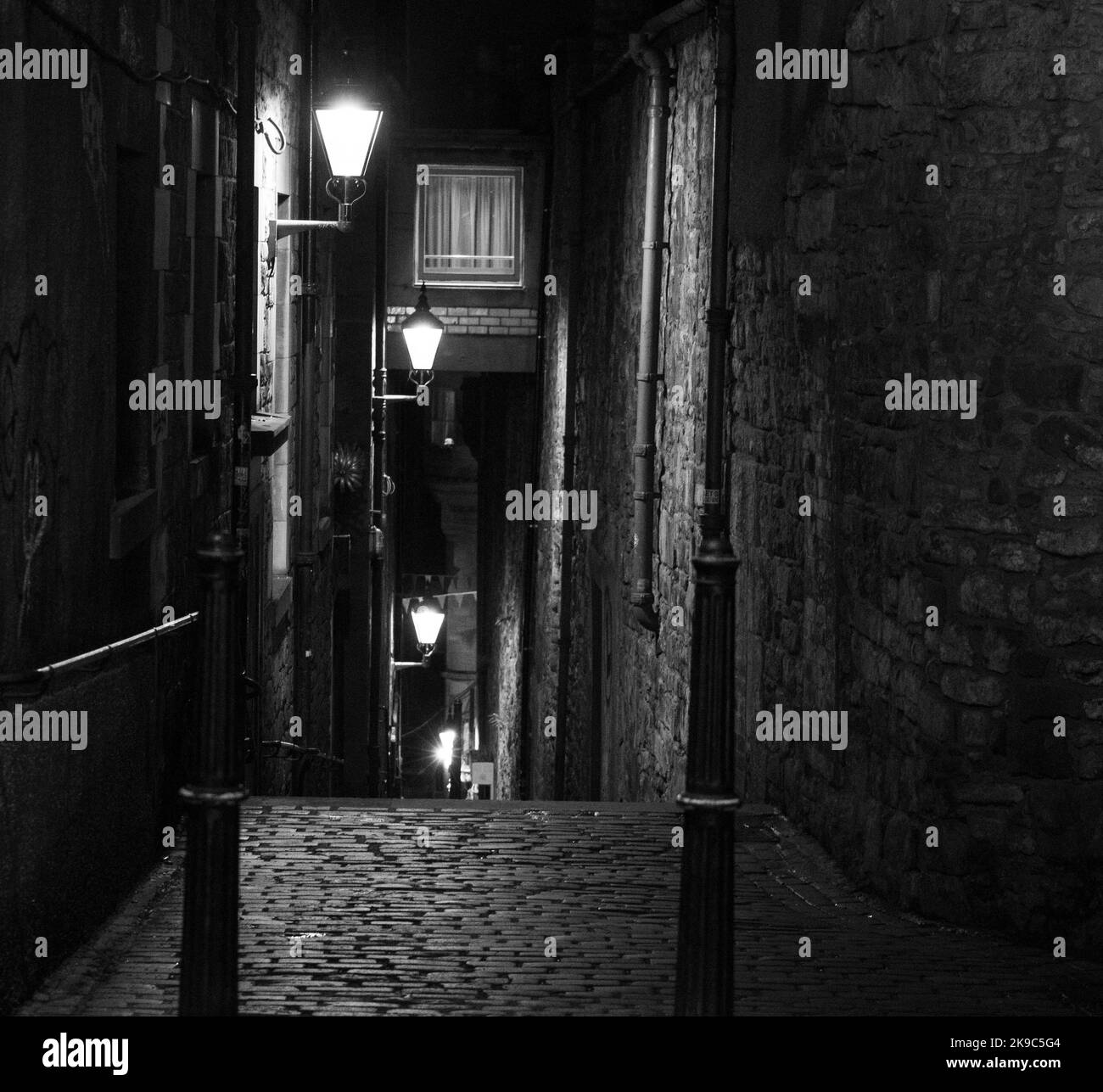 A narrow cobbled alley way Stock Photo - Alamy