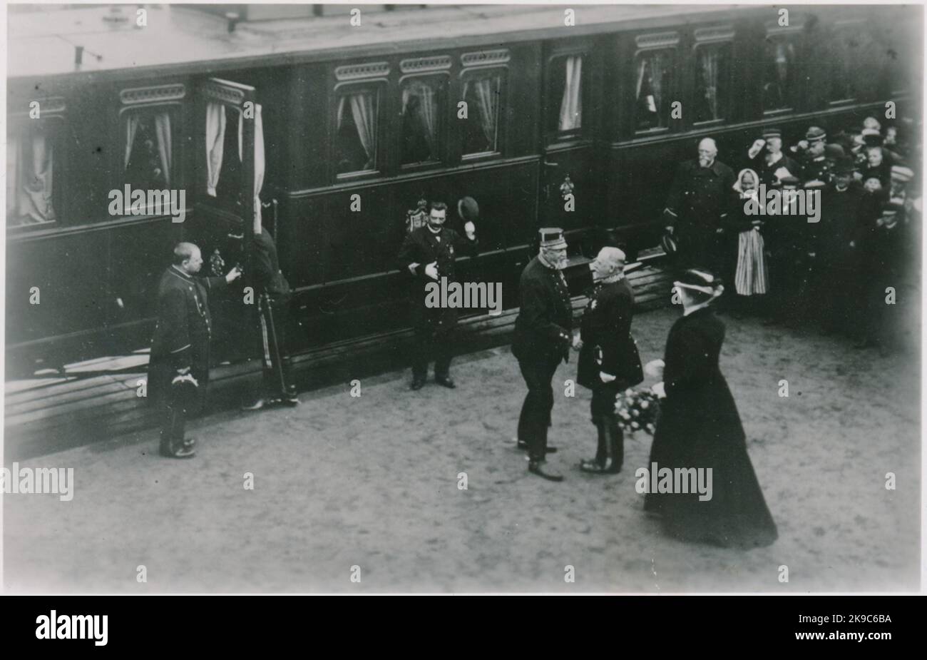 H.M. Oscar II Disenses the Royal Extra train at 8.30 pm on 17/9 1901 to ...