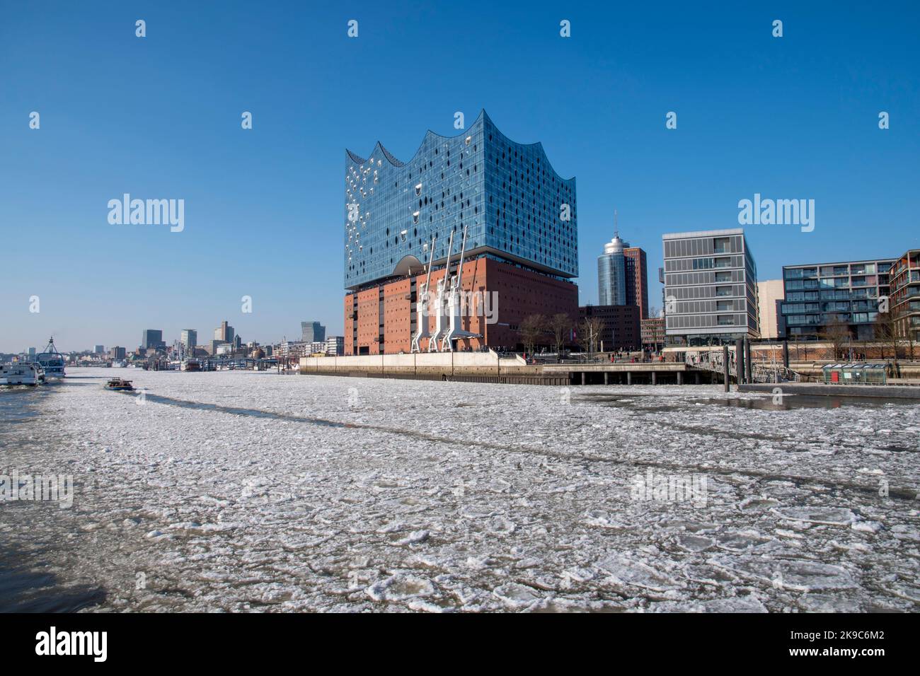 Winter in the harbor of Hamburg - Winter im Hafen von Hamburg mit ...
