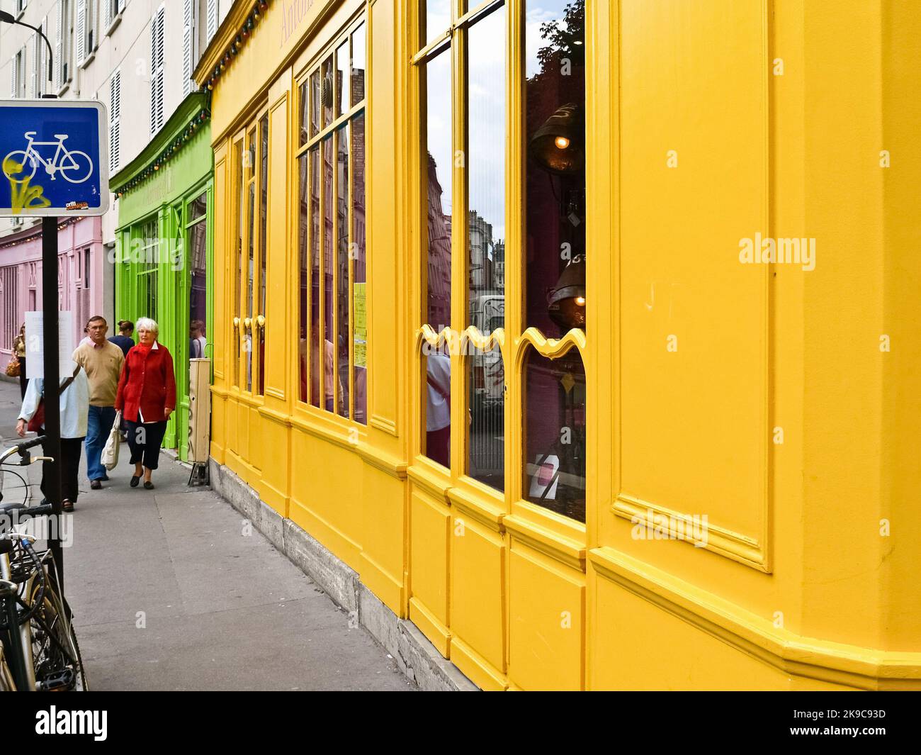 Shop fronts paris hi-res stock photography and images - Alamy