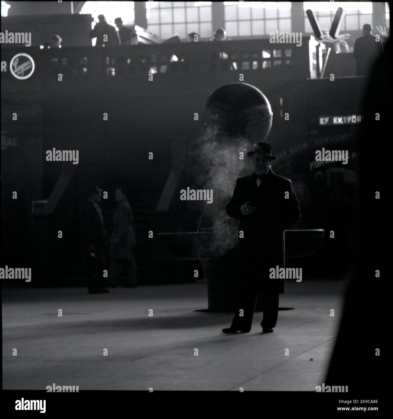Smoking area public transport station hi-res stock photography and ...