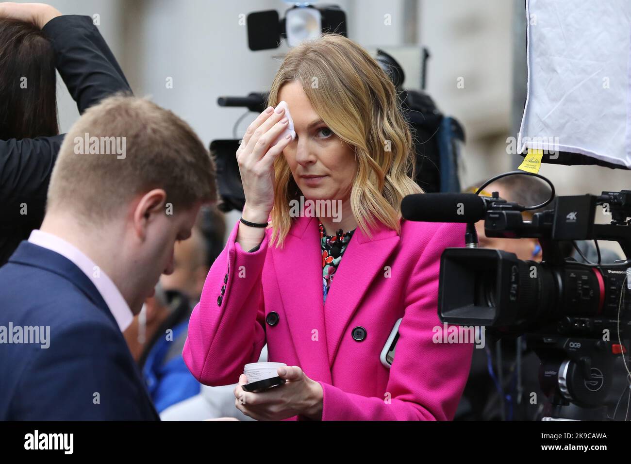 Ali Fortescue, SKY correspondent applies make-up in Downing Street ...
