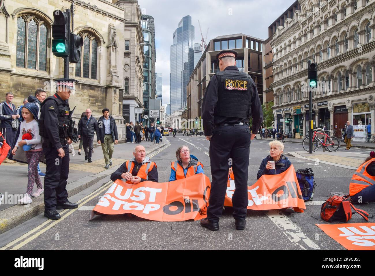 London, UK. 27th Oct, 2022. A City of London police officer speaks to ...