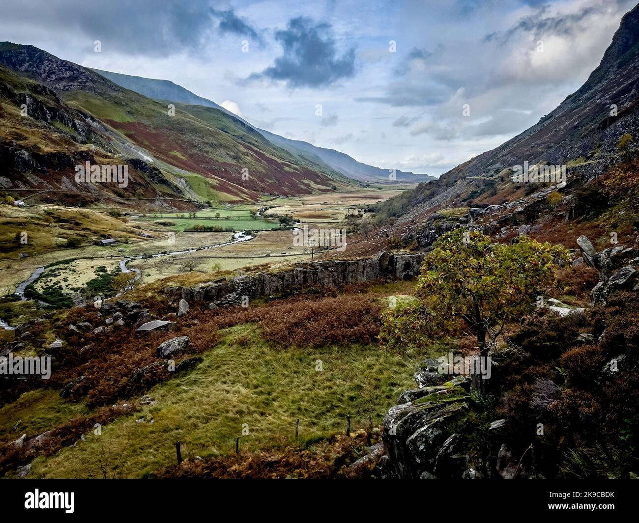 Snowdonia lake water mountain scene hi-res stock photography and images ...