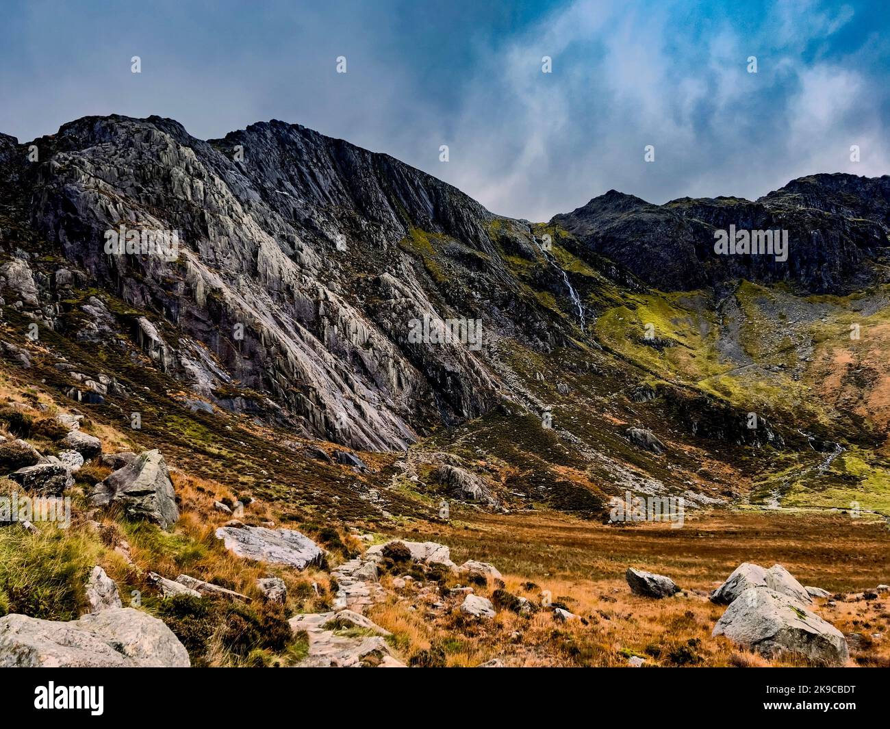 Snowdonia lake water mountain scene hi-res stock photography and images ...