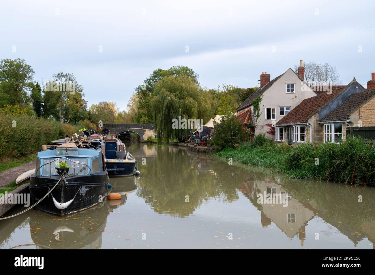 Barges and narrowboats on the Kennet and Avon Canal moored by The Barge ...