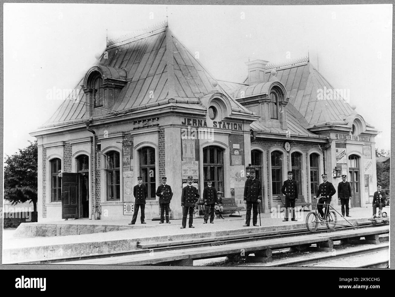 Station house platforms hi-res stock photography and images - Alamy