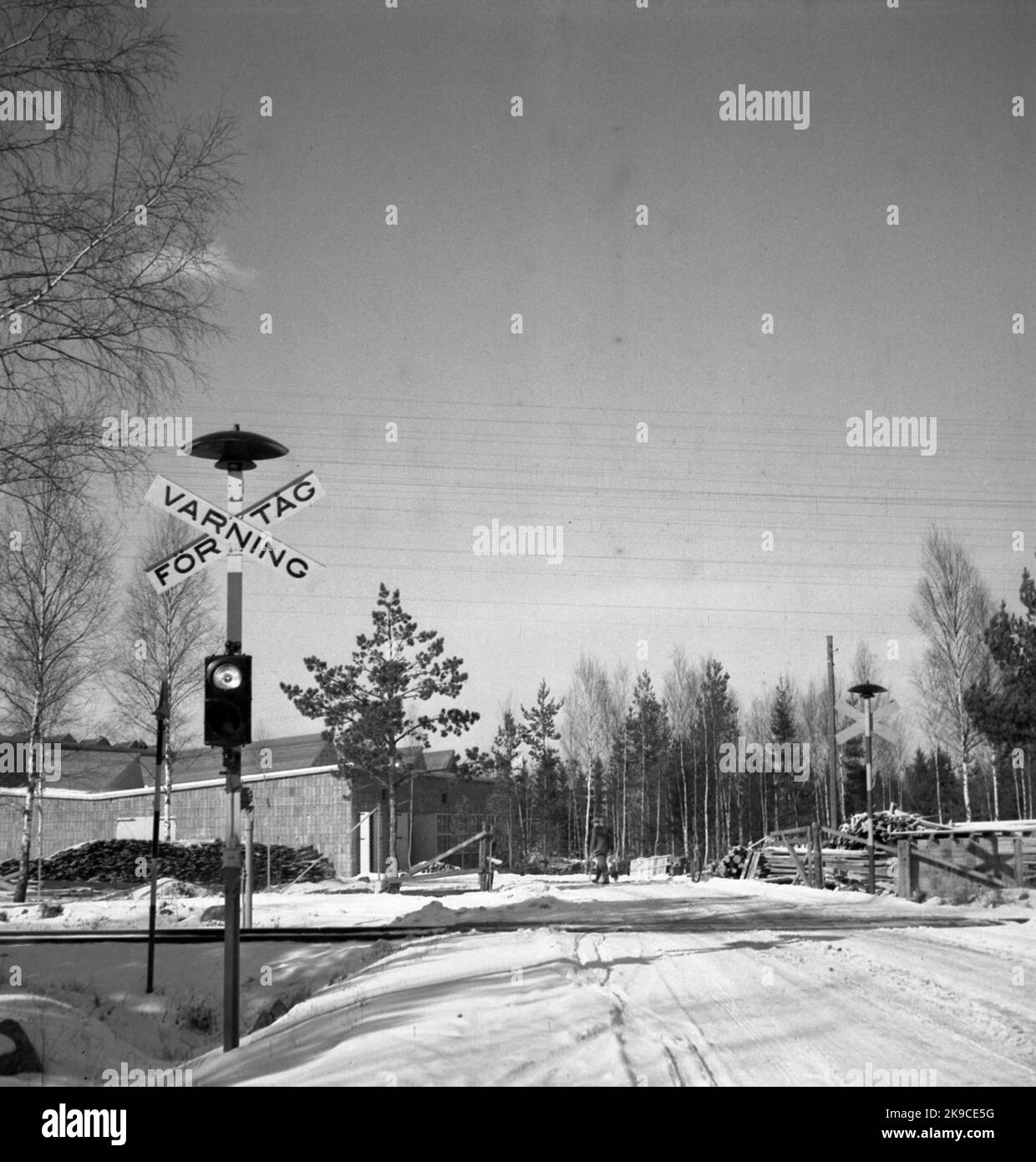 Automatic road signal system with electrical light signals. Cruise ...