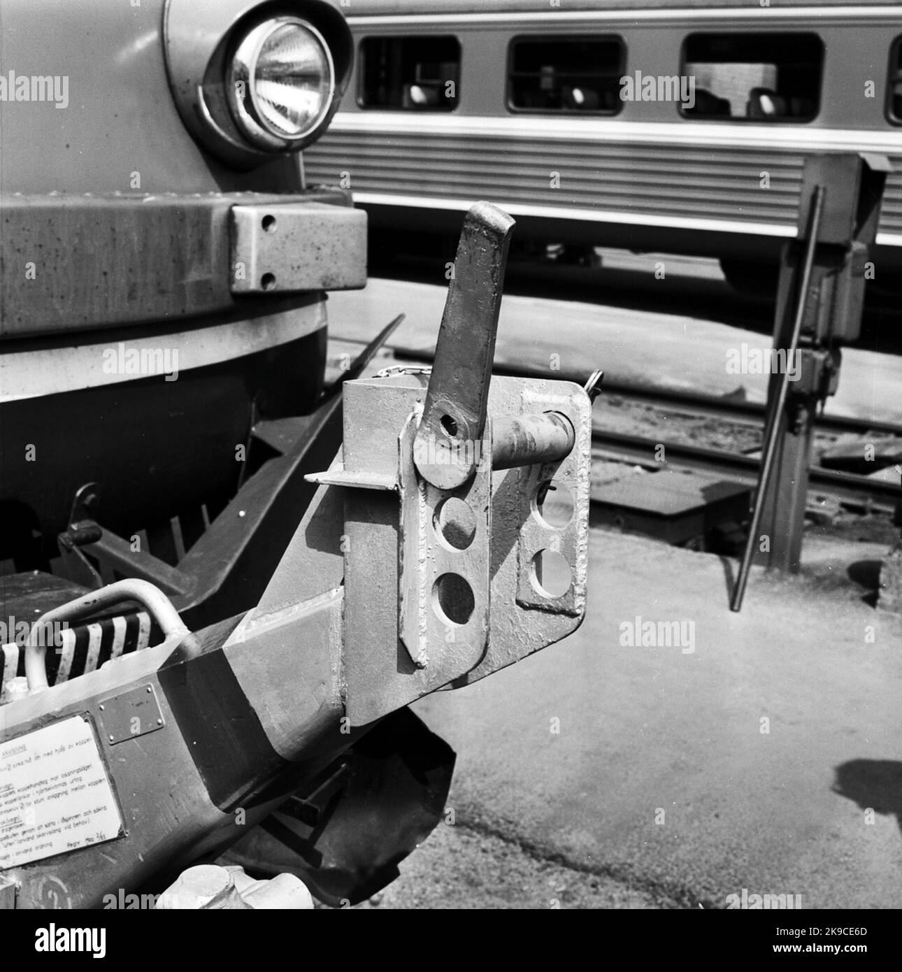 Coupling device between motor carriage and locomotive with instruction ...