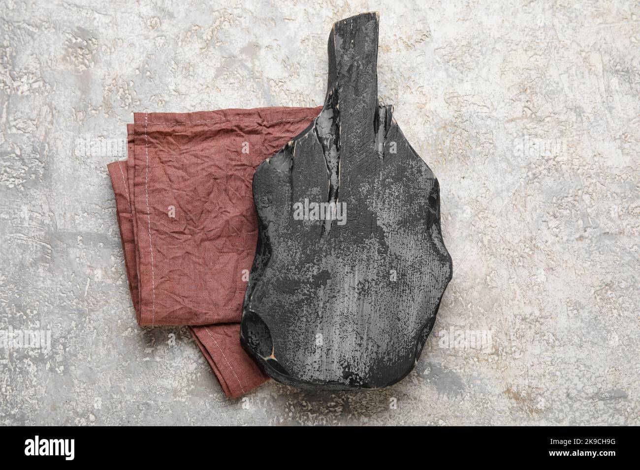Black wooden cutting board and napkin on grunge background Stock Photo ...
