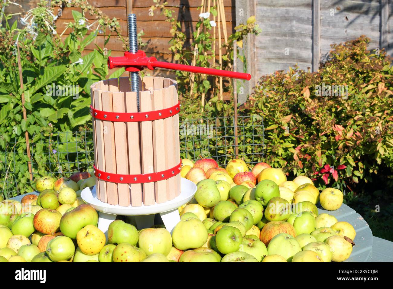 Fruit press hi-res stock photography and images - Alamy