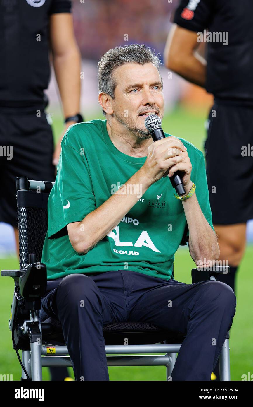 BARCELONA - AUG 24: Juan Carlos Unzue talks prior to the friendly match ...
