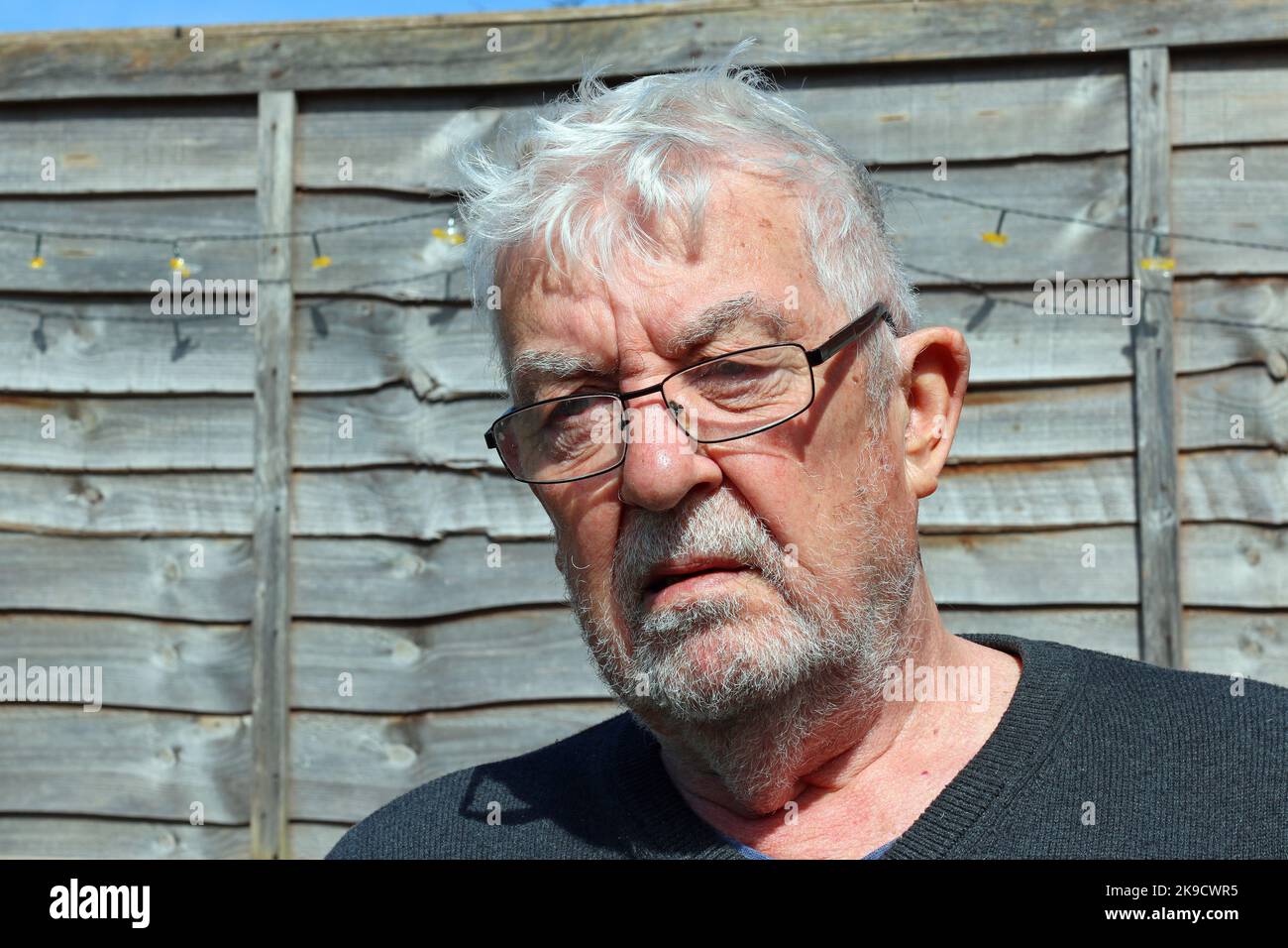 Elderly thinking hi-res stock photography and images - Alamy