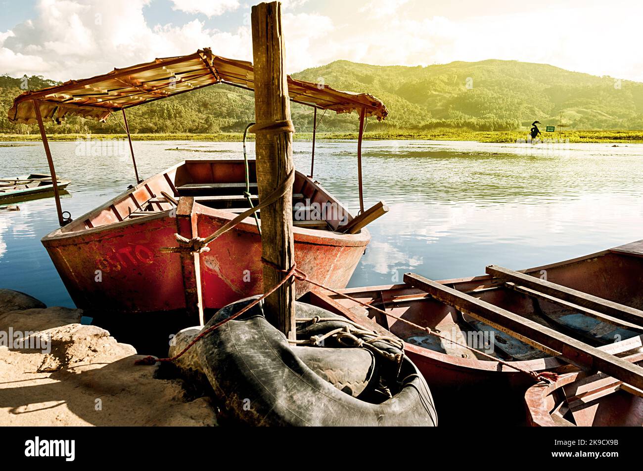 Bote en laguna Stock Photo - Alamy