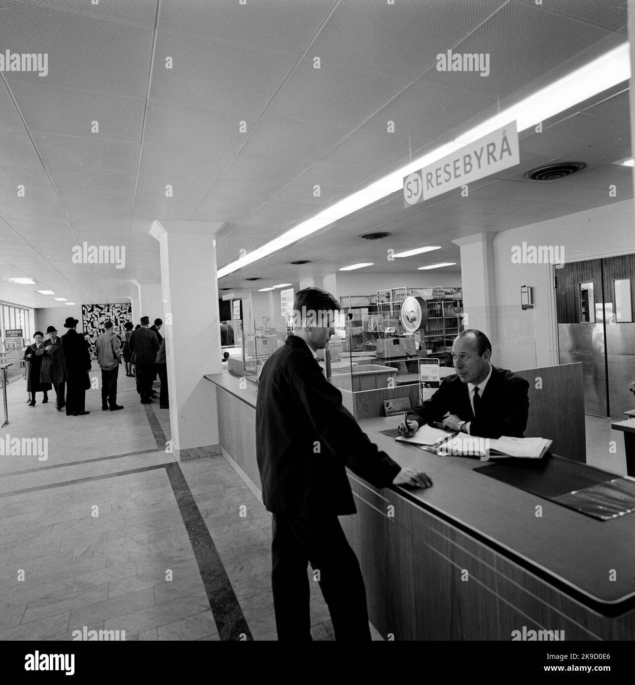 Customer services counter hi-res stock photography and images - Alamy