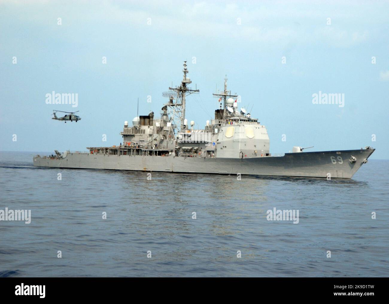 Guided-missile cruiser USS Vicksburg (CG 69) U.S. Navy Stock Photo - Alamy