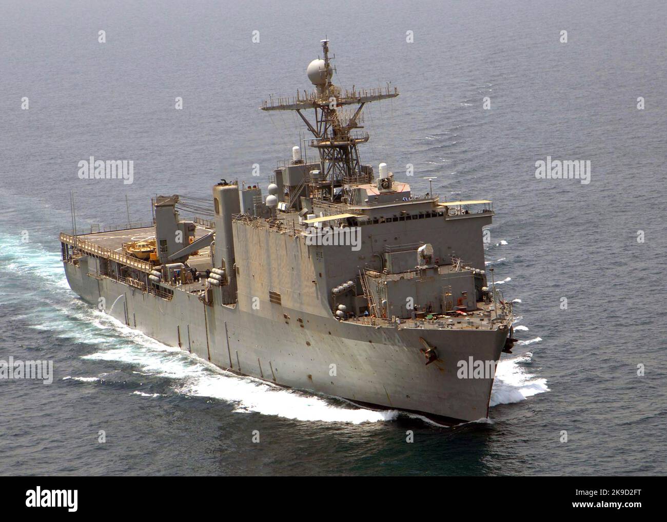 Amphibious dock landing ship uss gunston hall lsd 44 hi-res stock ...