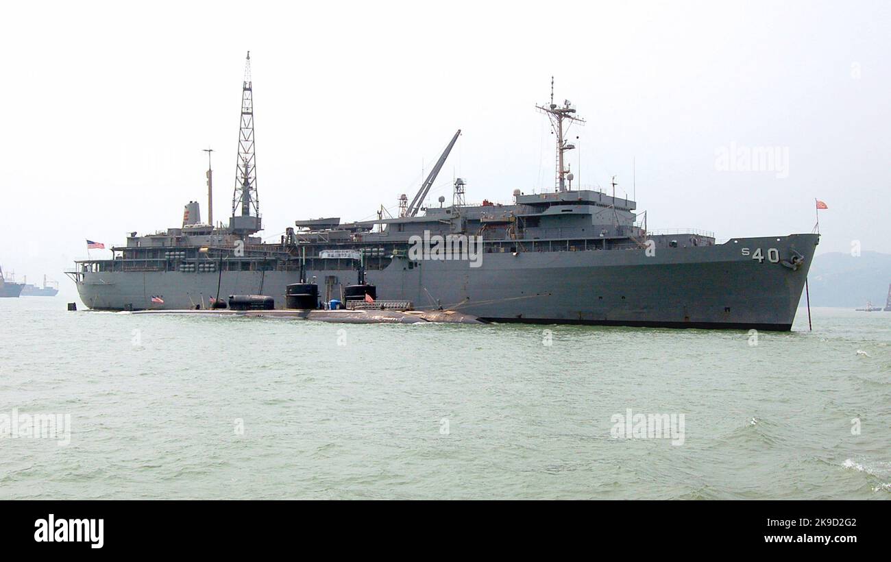 Submarine tender USS Frank Cable (AS 40) U.S. Navy Stock Photo - Alamy
