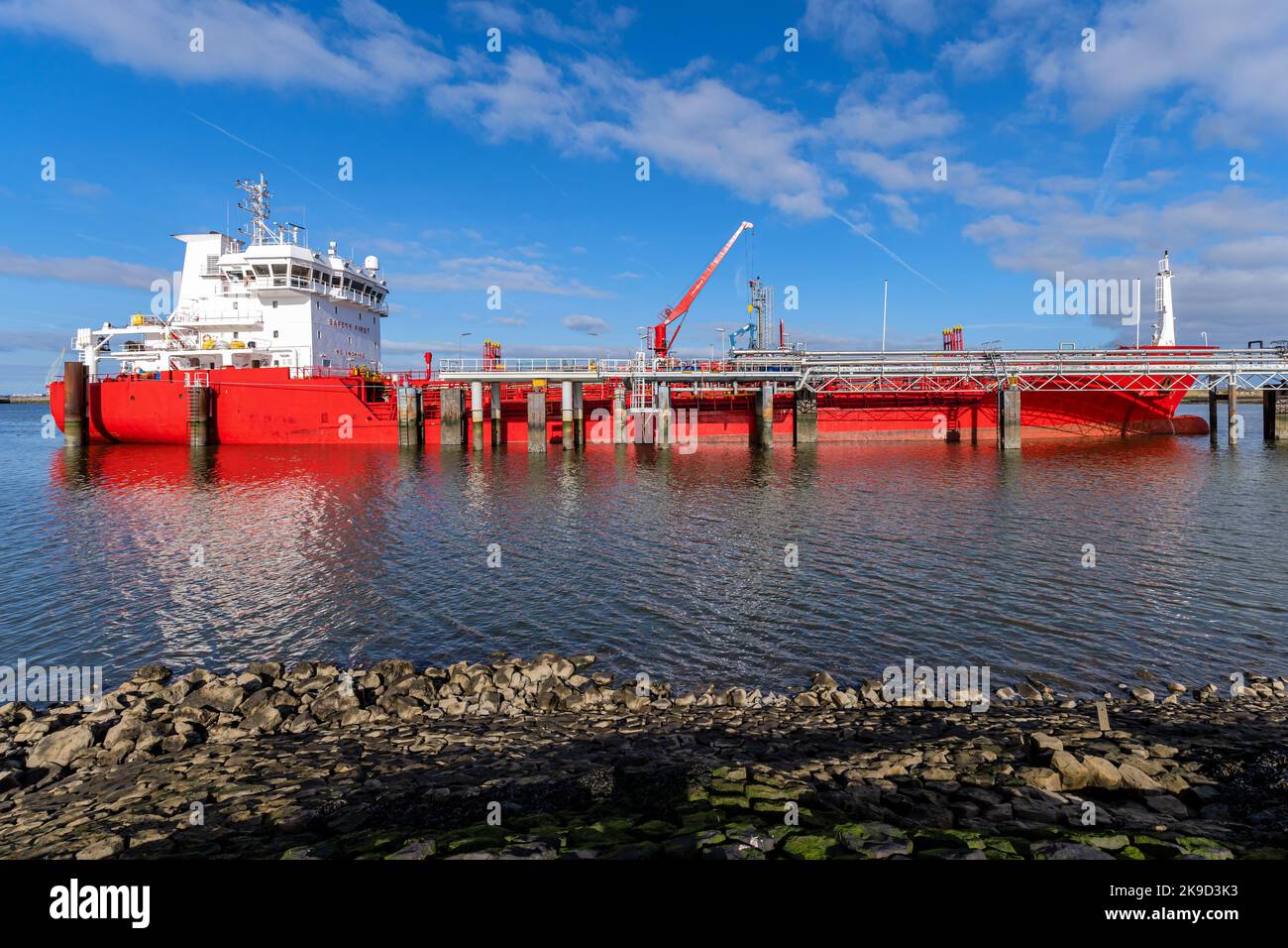 Oil tanker loading crude oil hi-res stock photography and images - Alamy