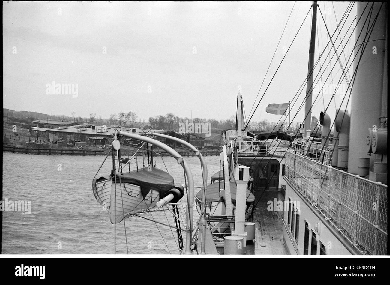 Lifeboat and tires on board ships Stock Photo - Alamy