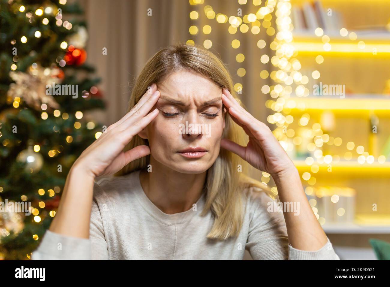 Sad woman alone hi-res stock photography and images - Alamy