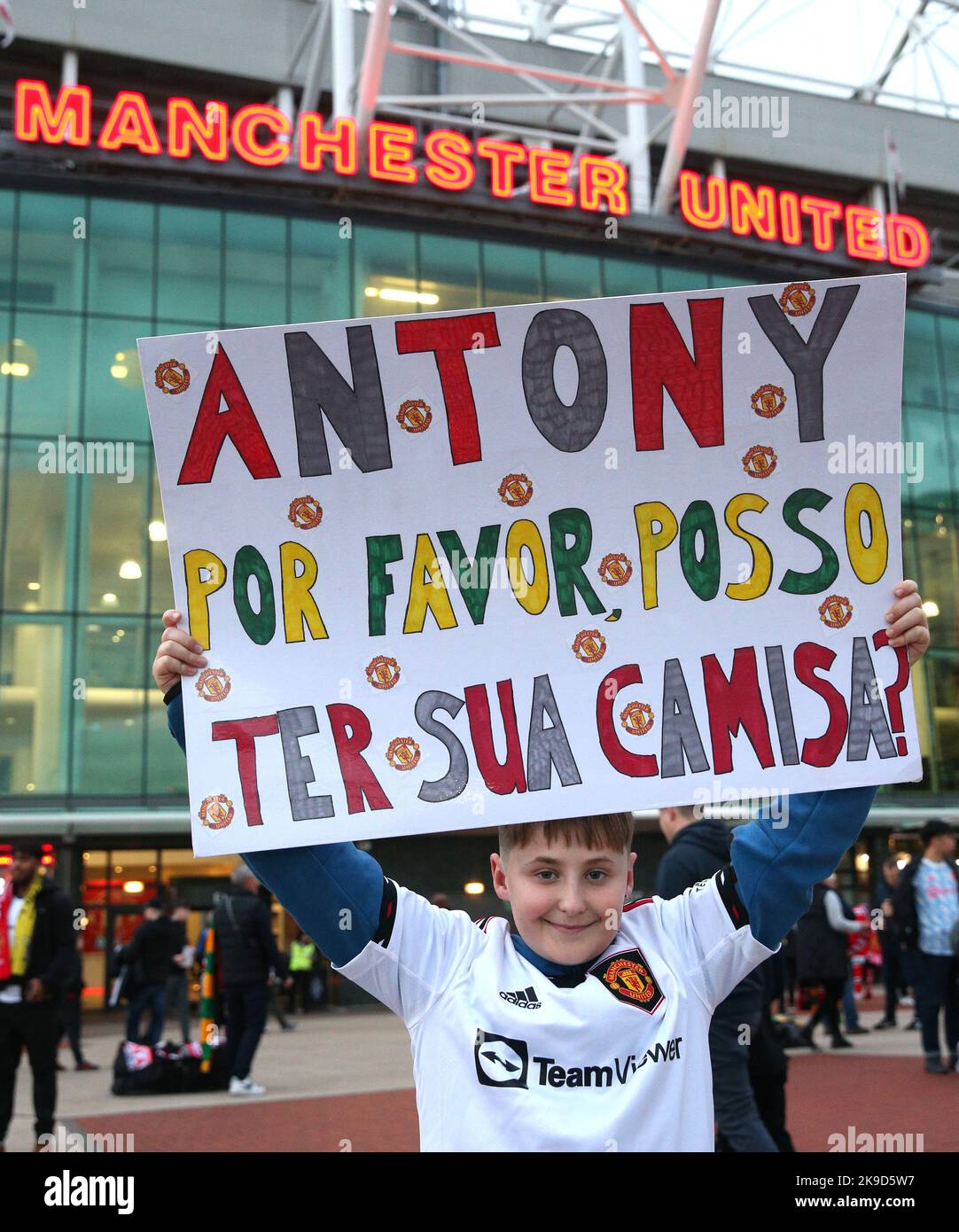 Manchester United fan Corey Potter holds a sign with a message for ...