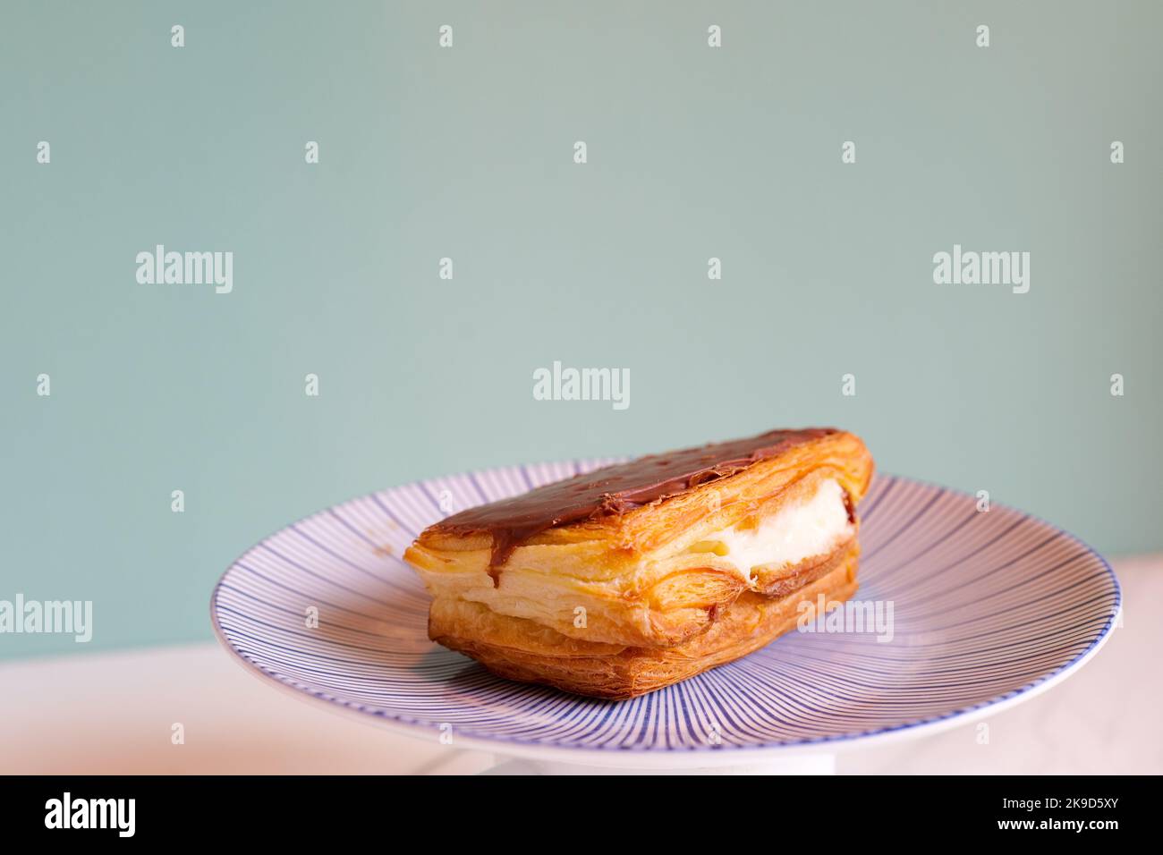 Pastry chocolate pudding on plate hi-res stock photography and images ...