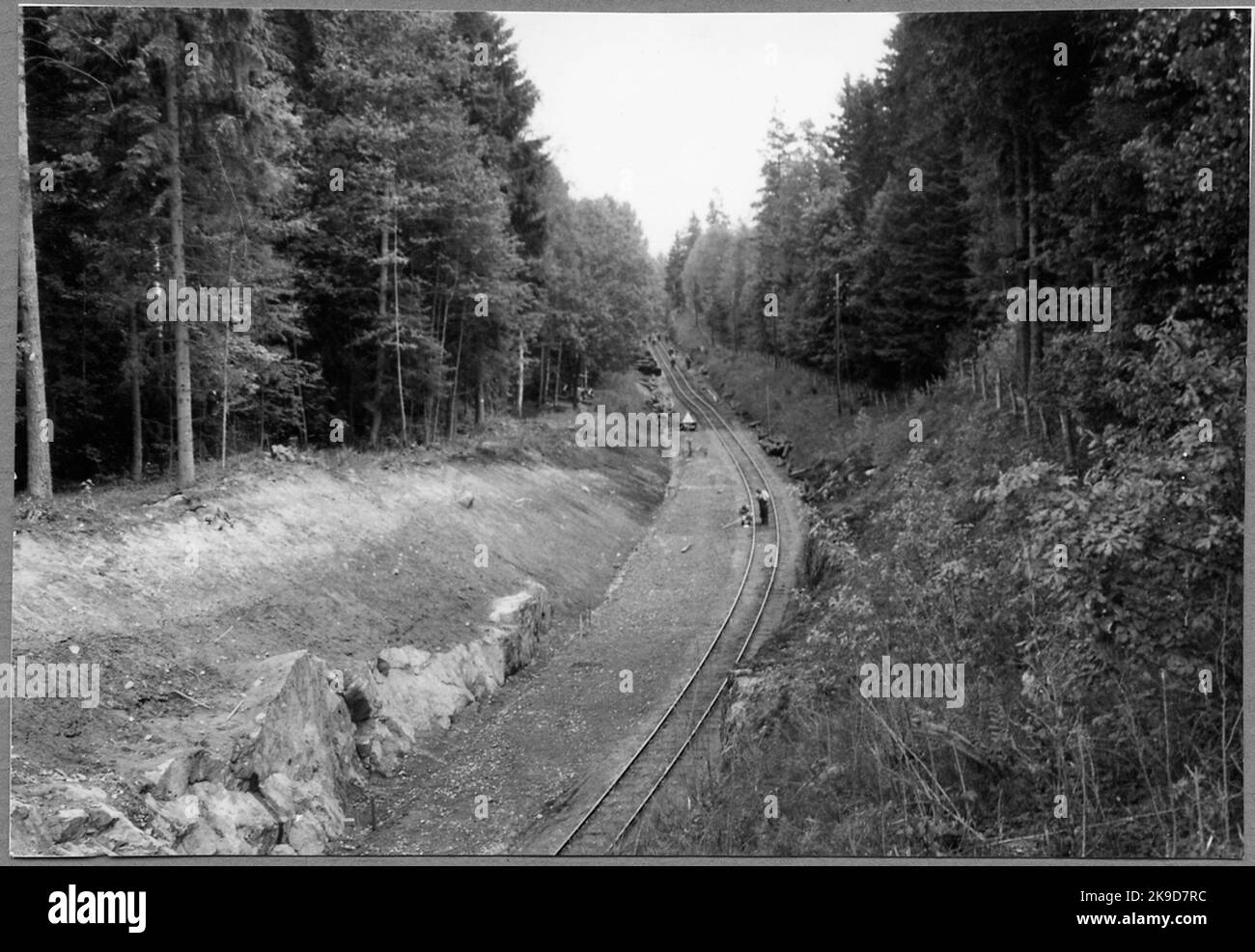 The line south overum. The excavation for the broad track is completed ...