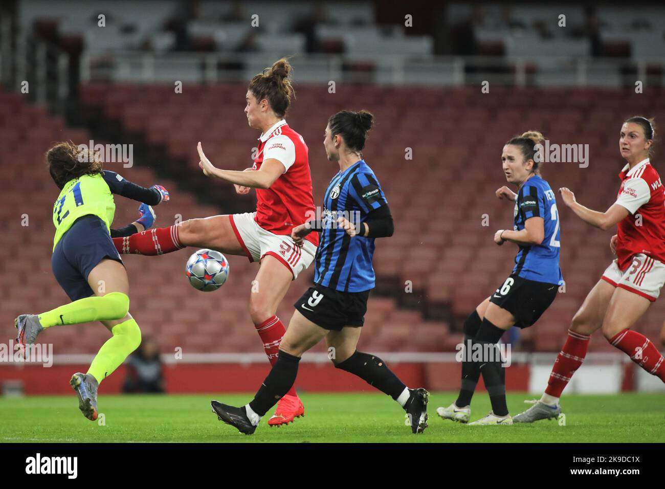 London, UK. 27th Oct, 2022. Jen Beattie of Arsenal Women challenges the ...