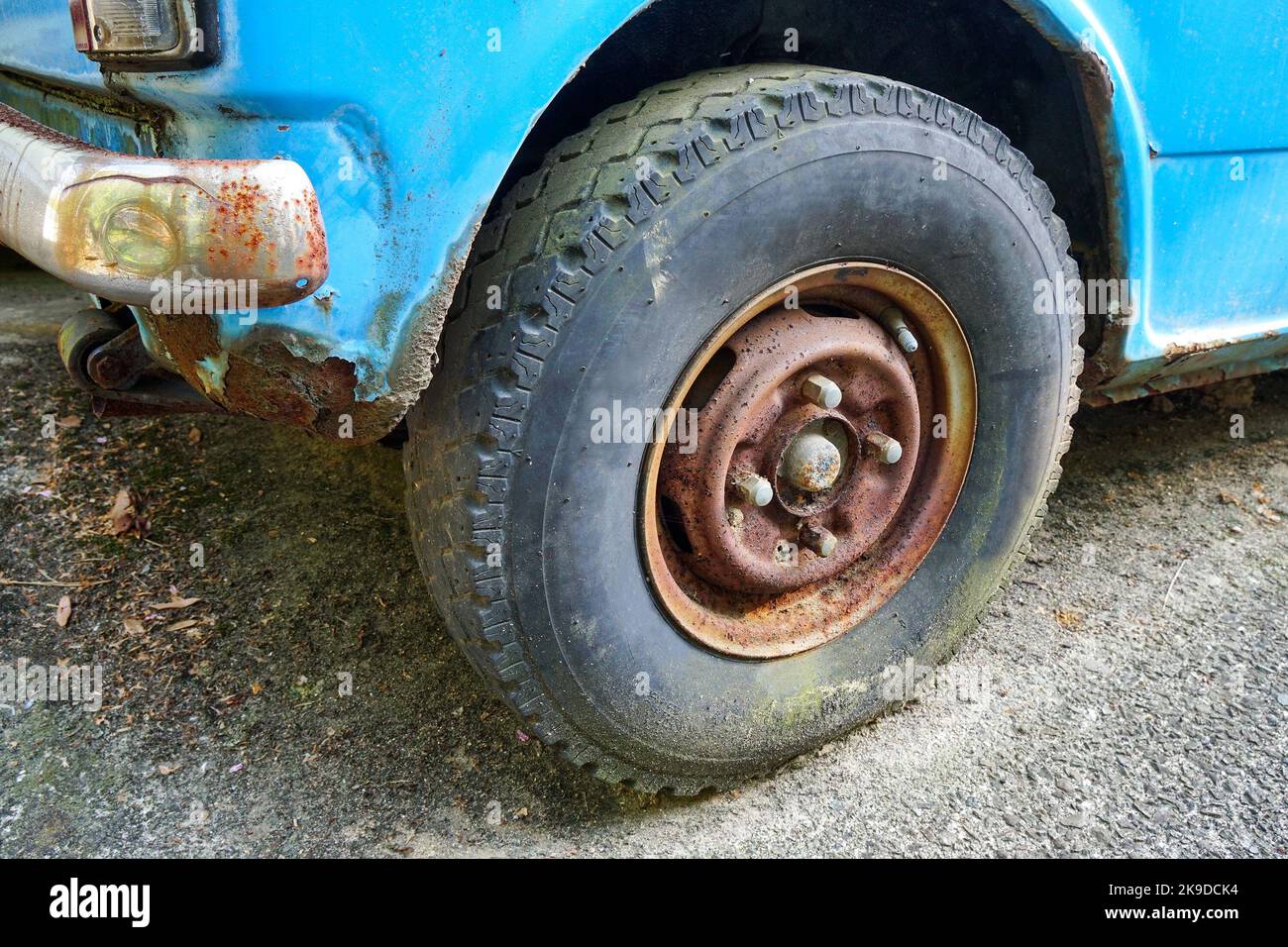 Rusty old tyre hi-res stock photography and images - Alamy