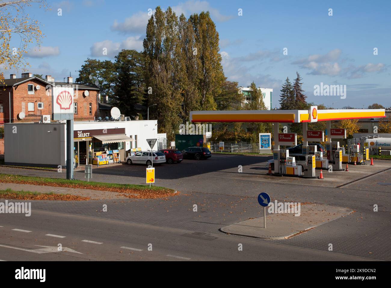 Petrol station shell hi-res stock photography and images - Alamy