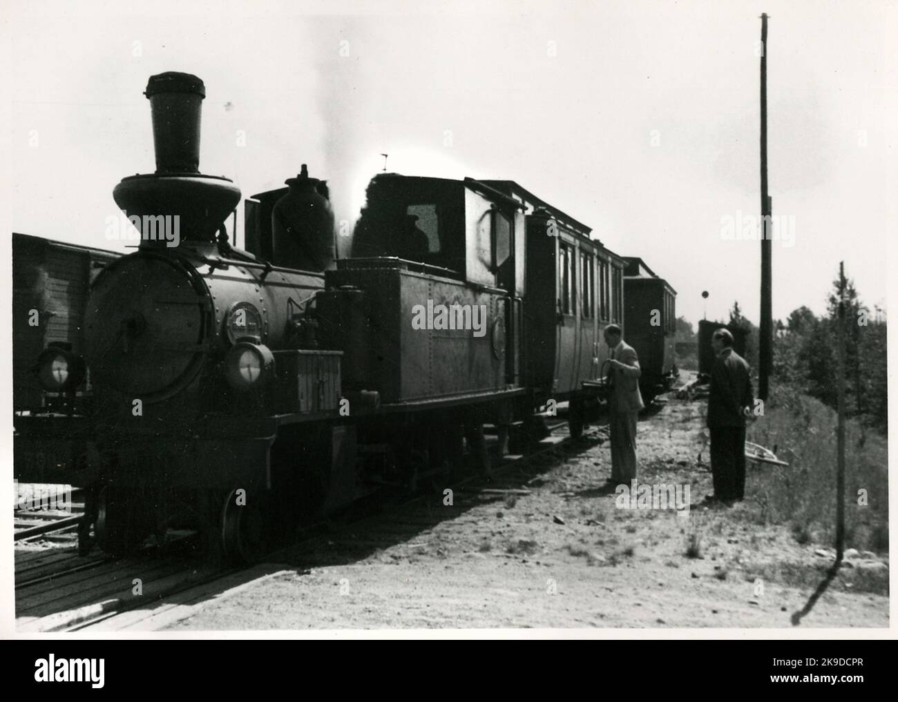 The State Railways, S10P 3005. In the trolley behind, a measuring ...
