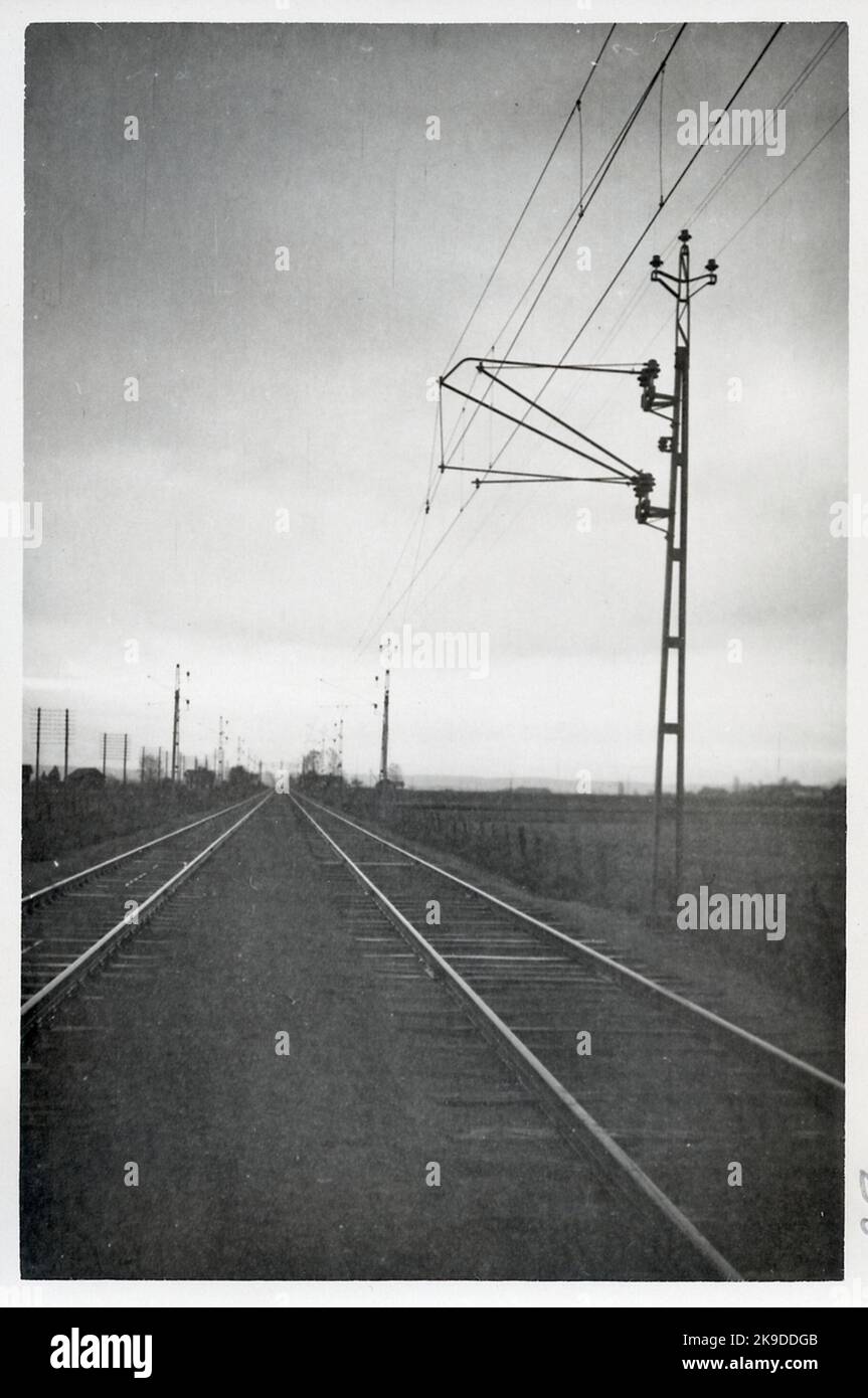 Electrified rail on the line between Hallsberg - Örebro Stock Photo - Alamy