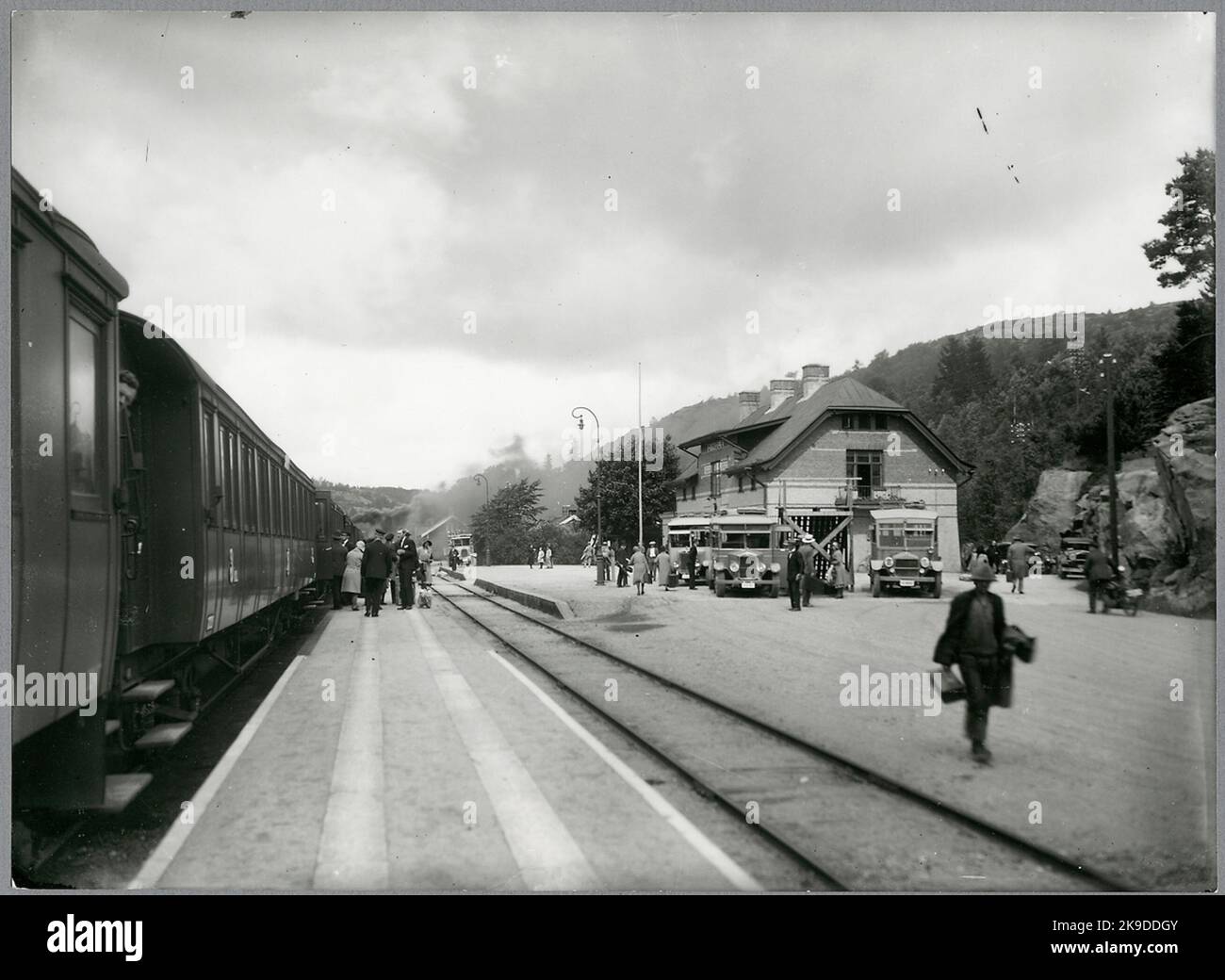 Three buses outside Dingle Station. State Railways, SJ Stock Photo - Alamy