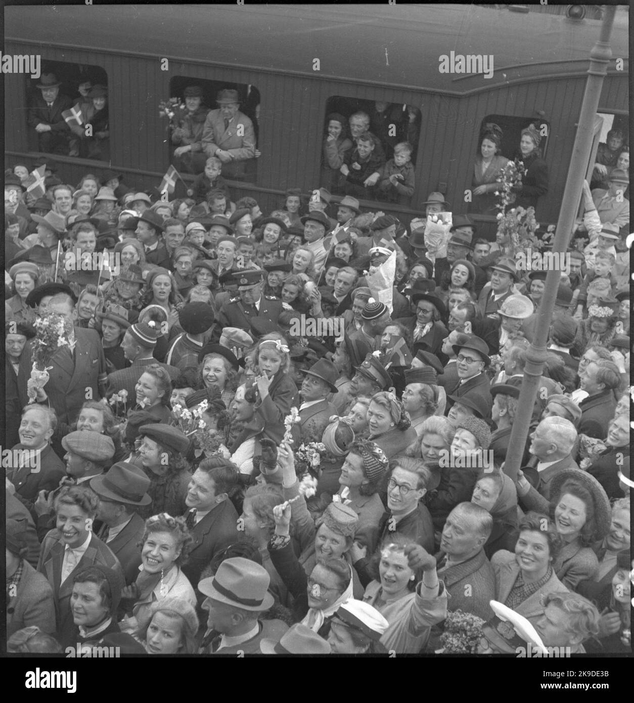 Relatives in anticipation of the arrival of the returning refugees ...