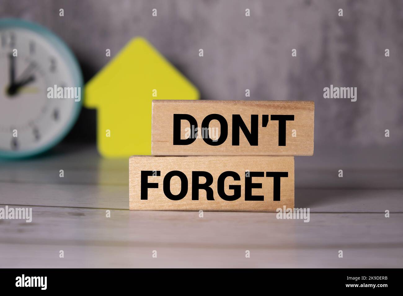 text don't forget on black chalkboard with wooden background. meeting ...