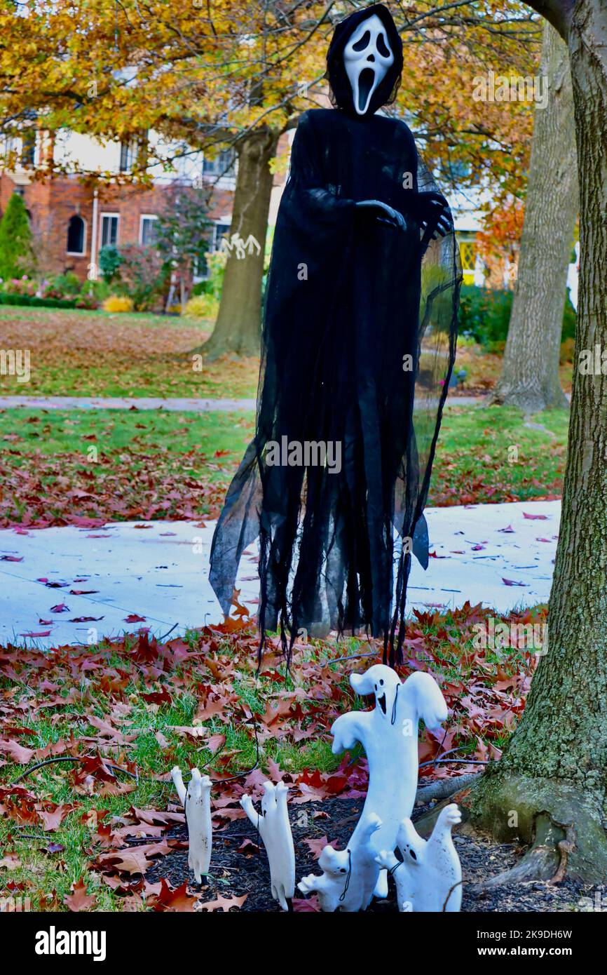 Set spooky halloween ghost hi-res stock photography and images - Alamy