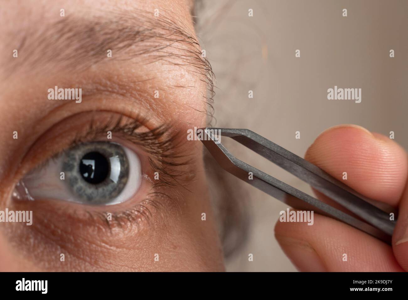 Eyelid pull hi-res stock photography and images - Alamy